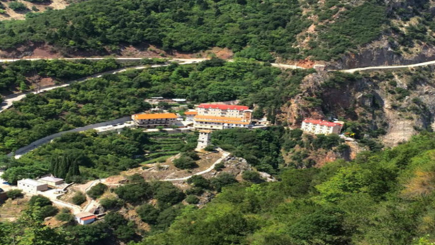 ΜΟΝΗ ΠΡΟΥΣΟΥ: ΕΝΑ ΜΟΝΑΣΤΗΡΙ ΠΟΥ ΜΟΙΑΖΕΙ ΣΑΝ ΝΑ ΚΡΕΜΕΤΑΙ ΑΠΟ ΤΑ ΒΡΑΧΙΑ ...