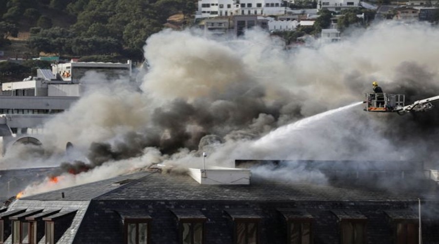 ΝΟΤΙΑ ΑΦΡΙΚΗ – ΜΑΙΝΕΤΑΙ ΓΙΑ ΔΕΥΤΕΡΗ ΜΕΡΑ Η ΠΥΡΚΑΓΙΑ ΣΤΟ ΚΤΙΡΙΟ ΤΗΣ ...
