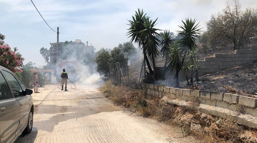 ΦΩΤΙΑ ΣΤΗΝ ΑΡΤΕΜΙΔΑ: ΚΟΝΤΑ ΣΤΑ ΣΠΙΤΙΑ ΟΙ ΦΛΟΓΕΣ - ΕΠΙΧΕΙΡΟΥΝ ΕΠΙΓΕΙΑ ...