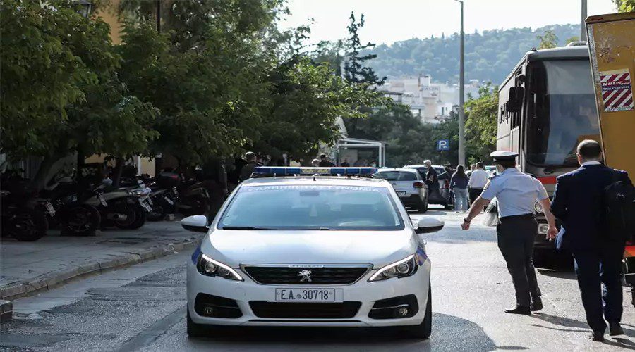 ΚΟΛΩΝΟΣ: "ΕΙΜΑΙ ΣΟΚΑΡΙΣΜΕΝΗ ΑΠΟ ΑΥΤΑ ΠΟΥ ΑΝΑΚΑΛΥΨΑ" - ΤΙ ΔΗΛΩΝΕΙ Η ΘΕΙΑ ...