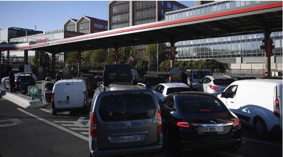 ΣΚΗΝΕΣ ΧΑΟΥΣ ΚΑΙ ΟΡΓΗΣ ΣΤΑ ΒΕΝΖΙΝΑΔΙΚΑ ΣΤΗ ΓΑΛΛΙΑ – ΕΠΙΜΕΝΟΥΝ ΟΙ ...