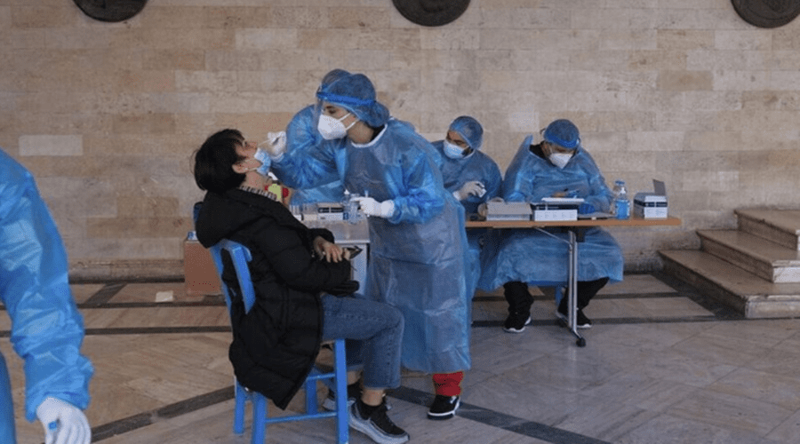 ΚΟΡΟΝΟΪΟΣ: 53.800 ΝΕΑ ΚΡΟΥΣΜΑΤΑ ΚΑΙ 147 ΘΑΝΑΤΟΙ ΣΕ ΜΙΑ ΕΒΔΟΜΑΔΑ ...