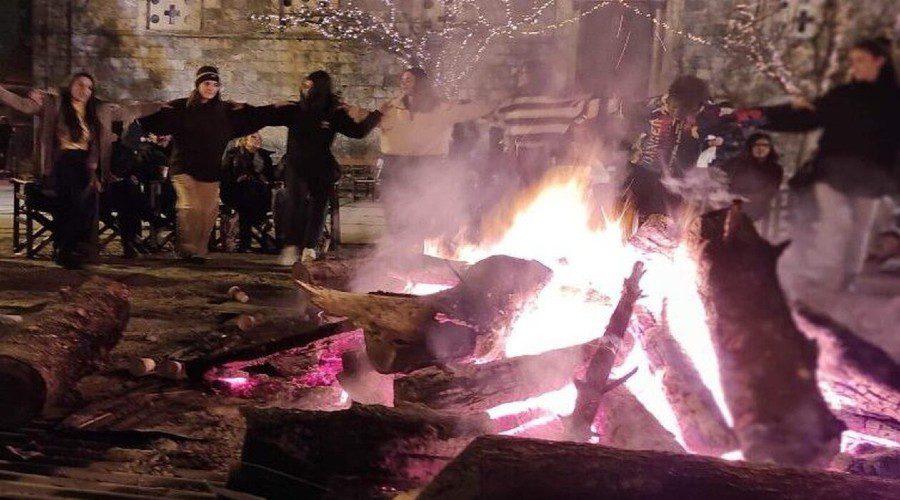 ΓΚΟΥΡΑ ΚΟΡΙΝΘΙΑΣ: ΜΕ ΠΛΗΘΟΣ ΚΟΣΜΟΥ ΑΝΑΒΙΩΣΕ ΤΟ ΕΘΙΜΟ ΓΟΥΡΟΥΝΟΚΑΒΓΑΔΕΣ ...