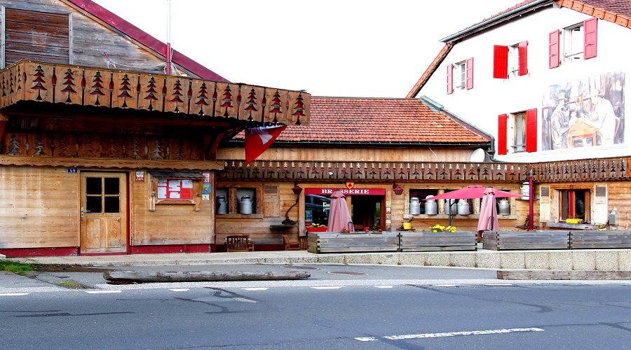 ΤΟ ΞΕΝΟΔΟΧΕΙΟ ΠΟΥ ΧΩΡΙΖΕΤΑΙ ΣΤΗ ΜΕΣΗ ΑΠΟ ΔΥΟ ΧΩΡΕΣ - ΕΙΝΑΙ ΣΑΝ ΝΑ ...