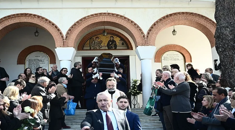 ΠΛΗΘΟΣ ΚΟΣΜΟΥ ΣΤΗΝ ΚΗΔΕΙΑ ΤΟΥ ΣΠΟΥΔΑΙΟΥ ΗΘΟΠΟΙΟΥ ΗΛΙΑ ΛΟΓΟΘΕΤΗ - Active ...